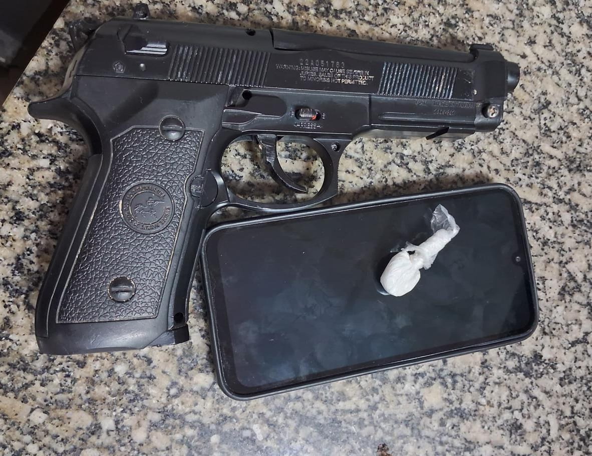 Homem é preso com invólucro de cocaína e arma falsa em carro de ...